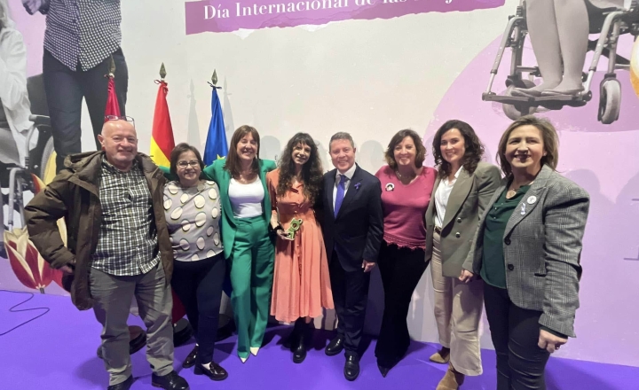 La calzadeña Isabel Valdés recoge de manos del presidente de la Junta ...